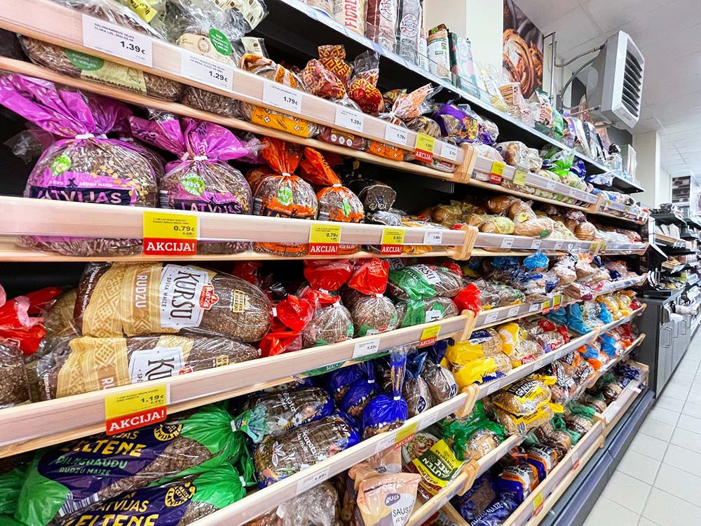 Store shelves - delivery and assembly in the new store of the "Top ...